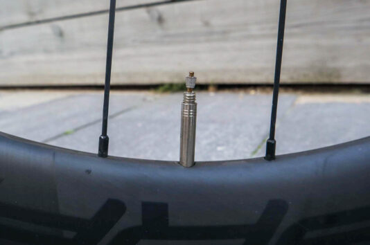 Hoe pomp je een fietsband op? Wij leggen het je uit! | Fiets.nl