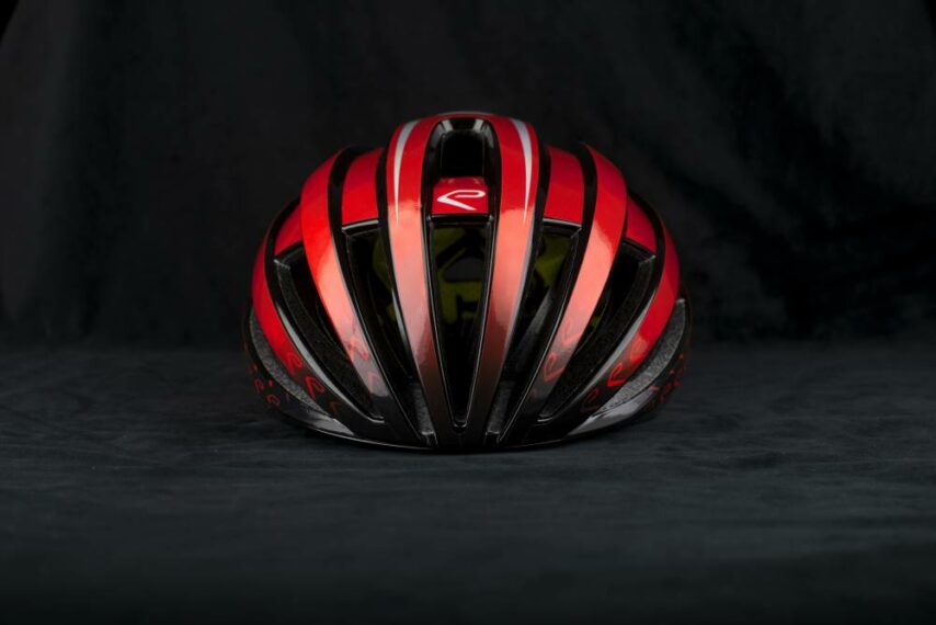 Voor onder de kerstboom? Shiny Ekoï Gara helmen | Fiets.nl - Race en ...