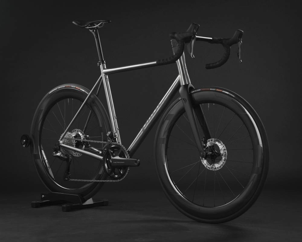 Pilot Celes, titanium racefiets met wedstrijdgenen | Fiets.nl - Race en ...