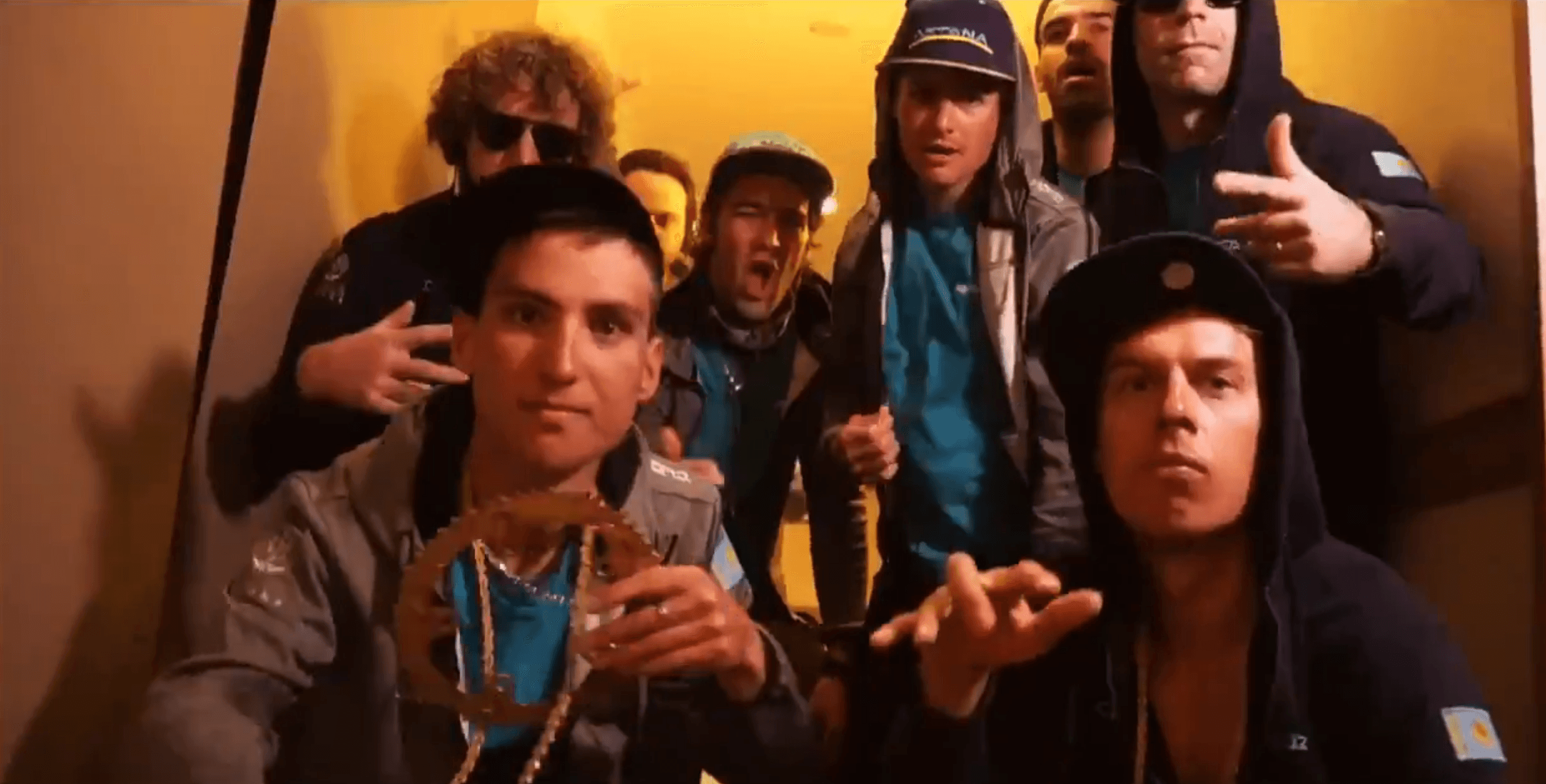 Astana komt met legendarische ploegenpresentatie 'rap' | Fiets.nl ...